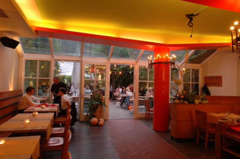 Große Glasfront sorgt für genügend Tageslicht beim Essen im Heising und ...